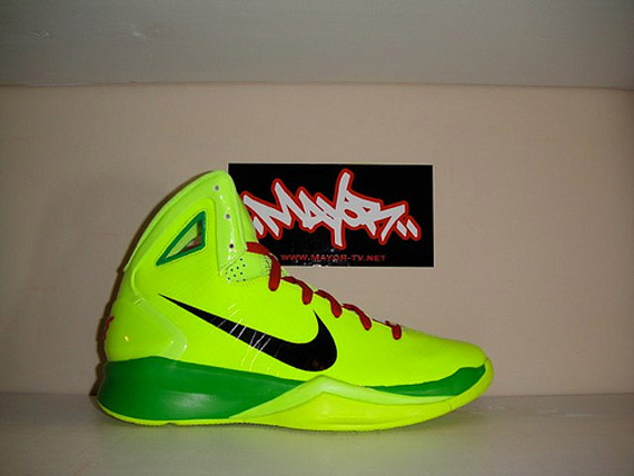 Nike Hyperdunk 2010 - Christmas Day PE - SneakerNews.com