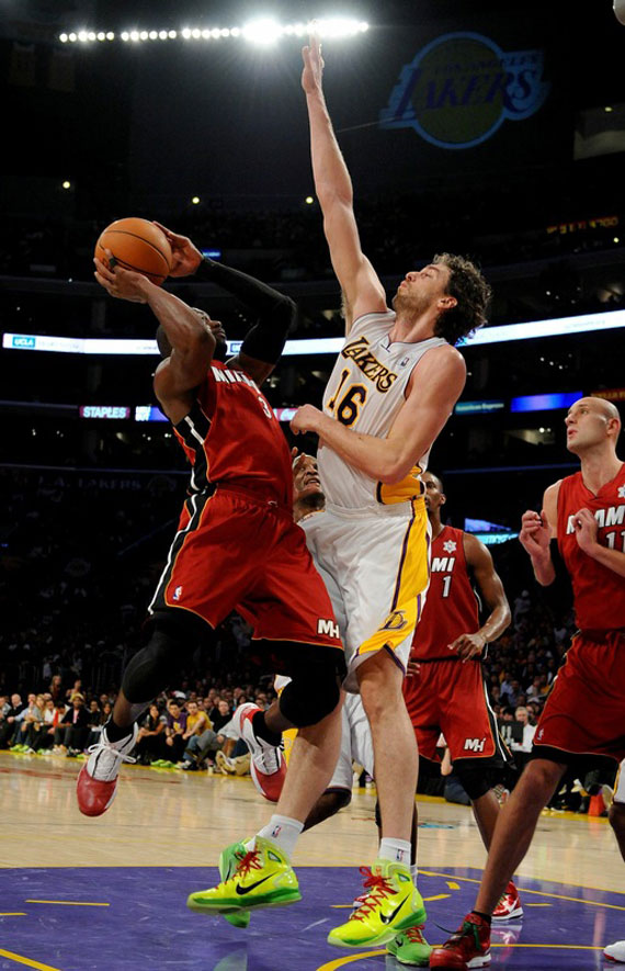 Nike Hyperdunk 2010 - Christmas Day PE - SneakerNews.com