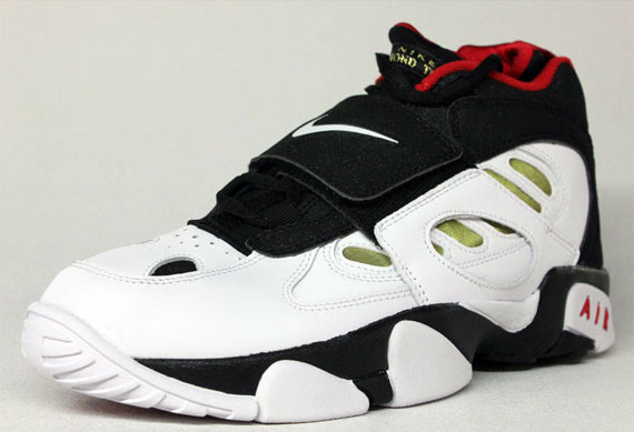 Nike Air Diamond Turf II - Black - White - Metallic Gold | Available ...