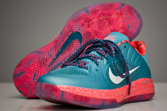 Nike Lunar Hypergamer Low 'Rose Classic' PE - SneakerNews.com