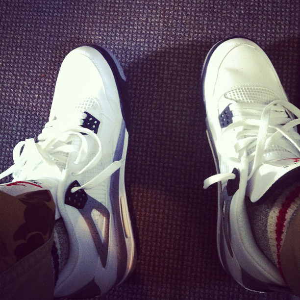 Kicks On A Plane - SneakerNews.com