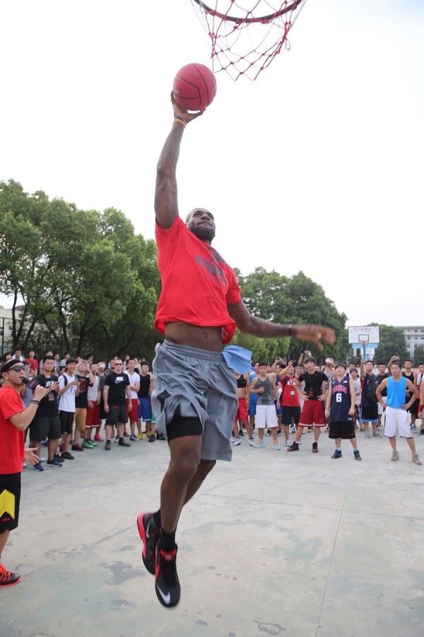 LeBron James Visits Philippines for First Time on Nike Basketball Tour ...