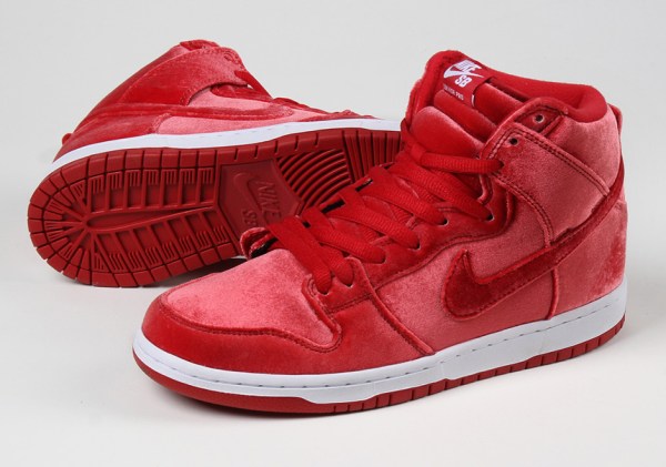 NIke SB Dunk High Velvet Christmas | SneakerNews.com