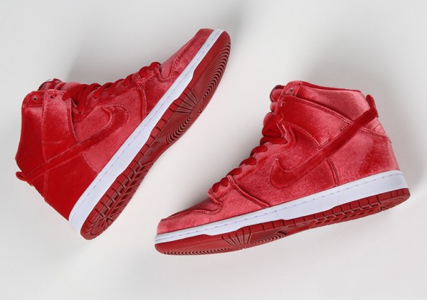 NIke SB Dunk High Velvet Christmas | SneakerNews.com