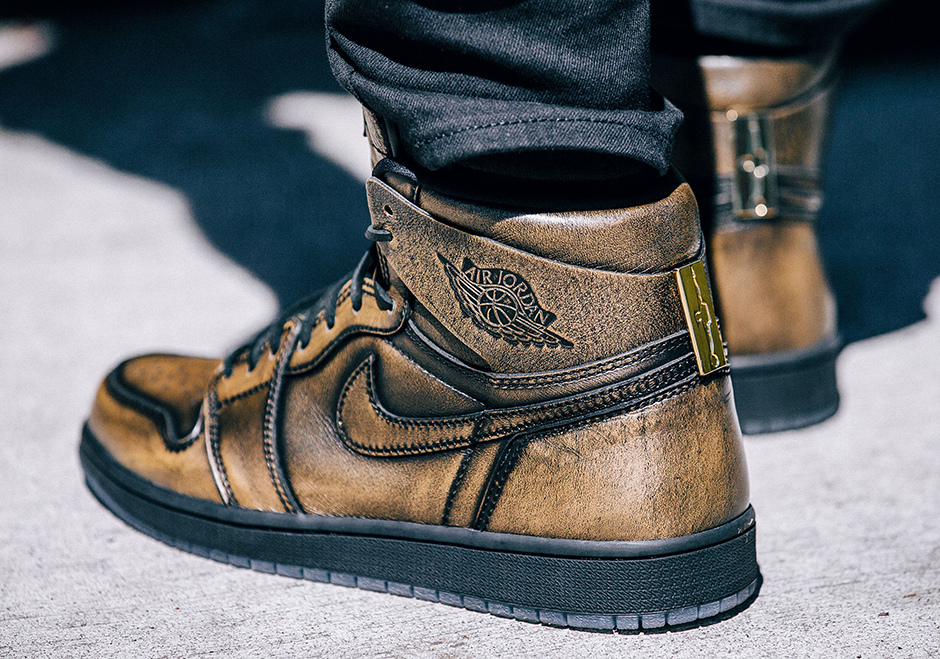 Air Jordan 1 Wings Starts Off All Black | SneakerNews.com