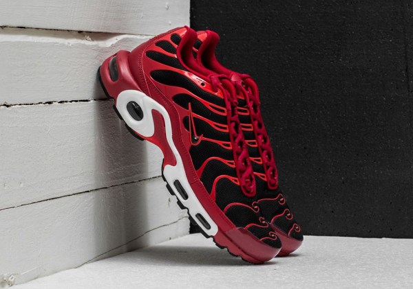 Nike Air Max Plus Chili Red 852630-601 | SneakerNews.com