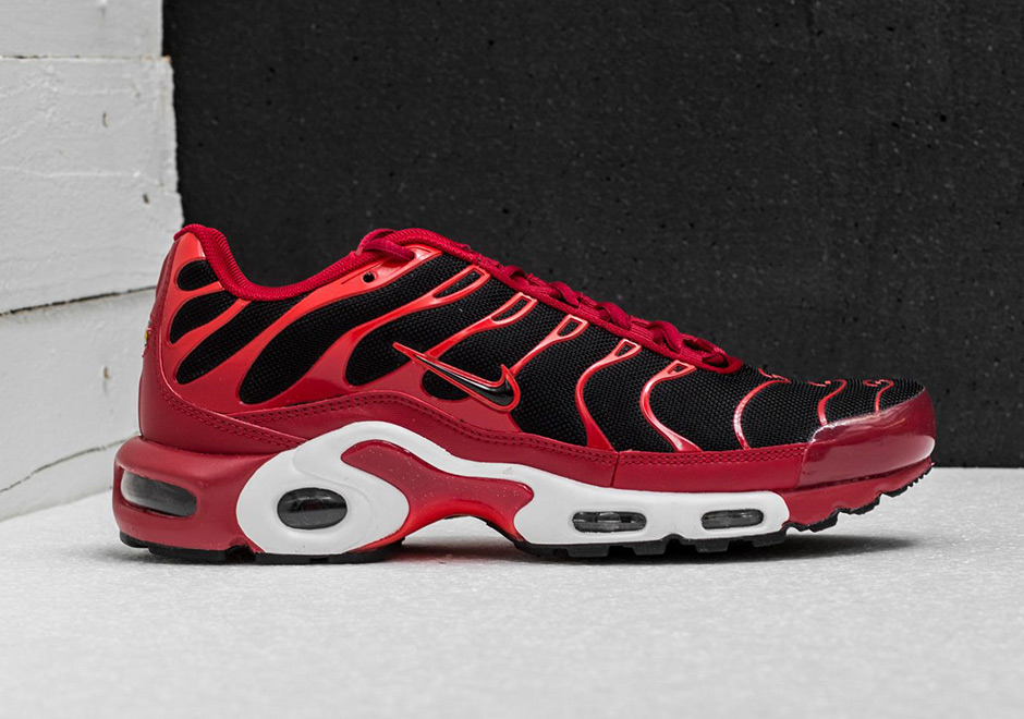 Nike Air Max Plus Chili Red 852630-601 | SneakerNews.com