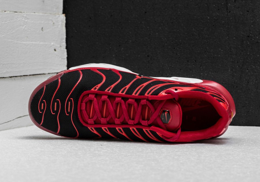 Nike Air Max Plus Chili Red 852630-601 | SneakerNews.com