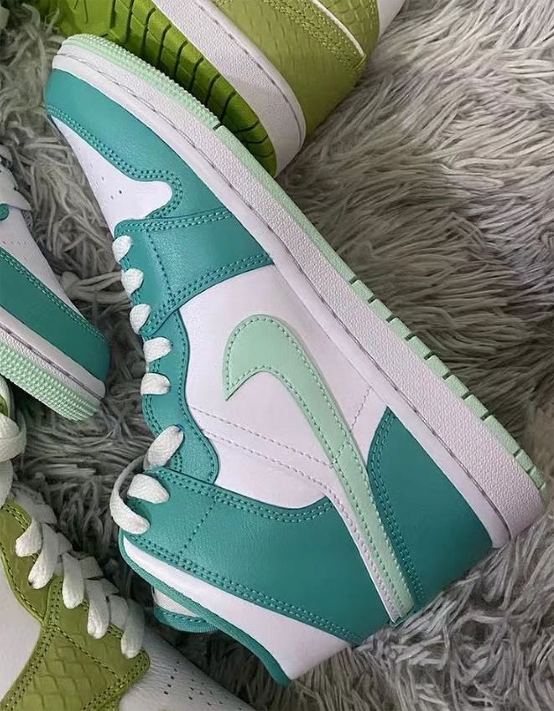 Air Jordan 1 Mid "Mint" Spring 2022 Release Date | SneakerNews.com
