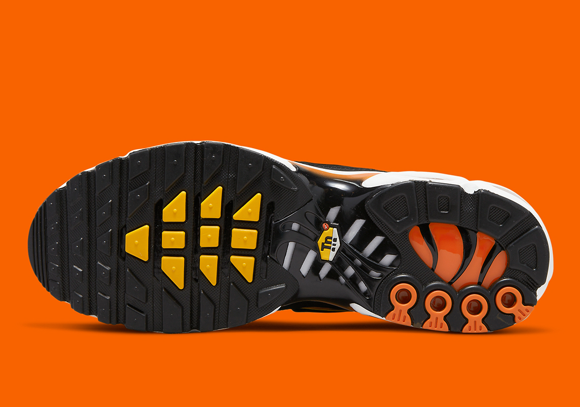 Nike Air Max Plus Orange Black DM0032-800 | SneakerNews.com