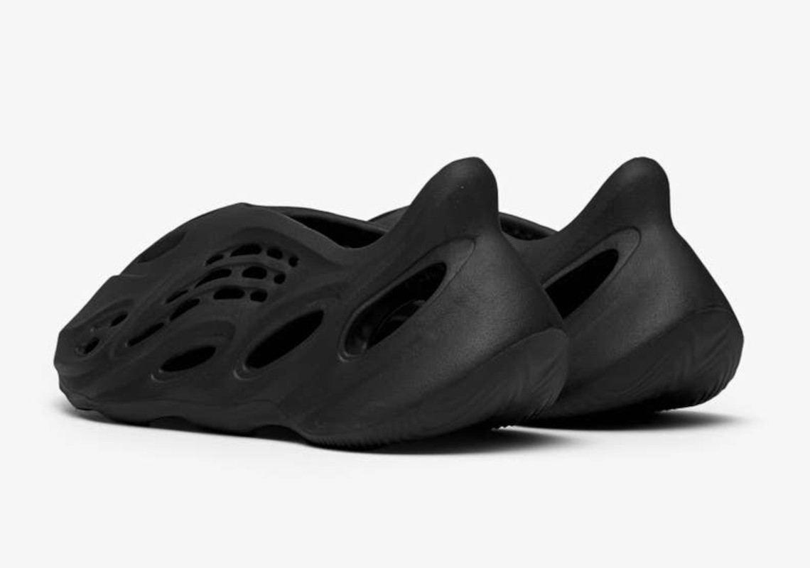 adidas Yeezy Foam Runner "Onyx" HP8739 Release | SneakerNews.com