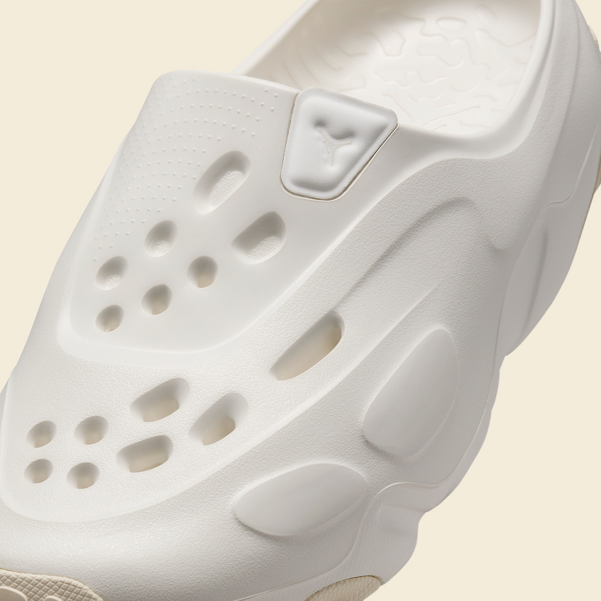 Jordan Roam "Sail" FQ0227-100 | SneakerNews.com