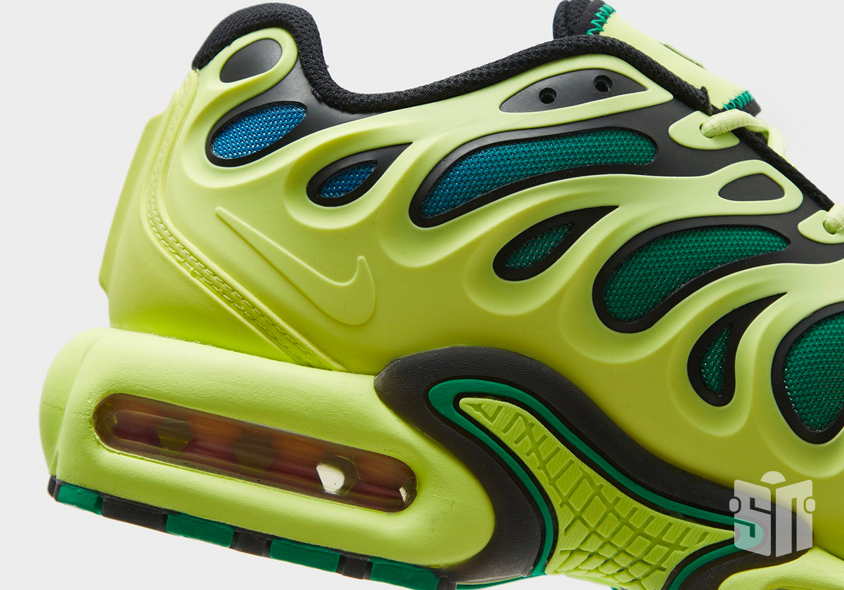 Nike Air Max Plus Drift "Light Lemon Twist/Black/Stadium Green" FD4290-700 | SneakerNews.com