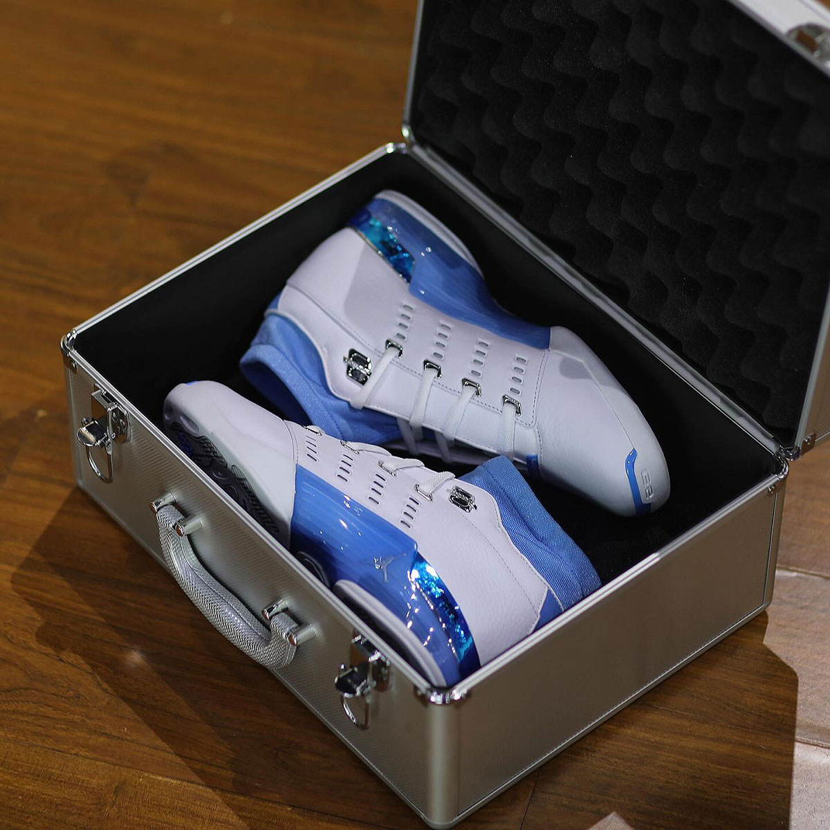 Air Jordan 17 Low "UNC" FJ0395-140 | SneakerNews.com