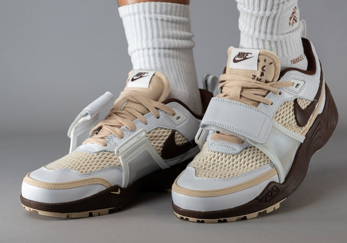 Travis Scott Nike Zoom Field Jaxx "Light Chocolate" HQ3073-100 | SneakerNews.com