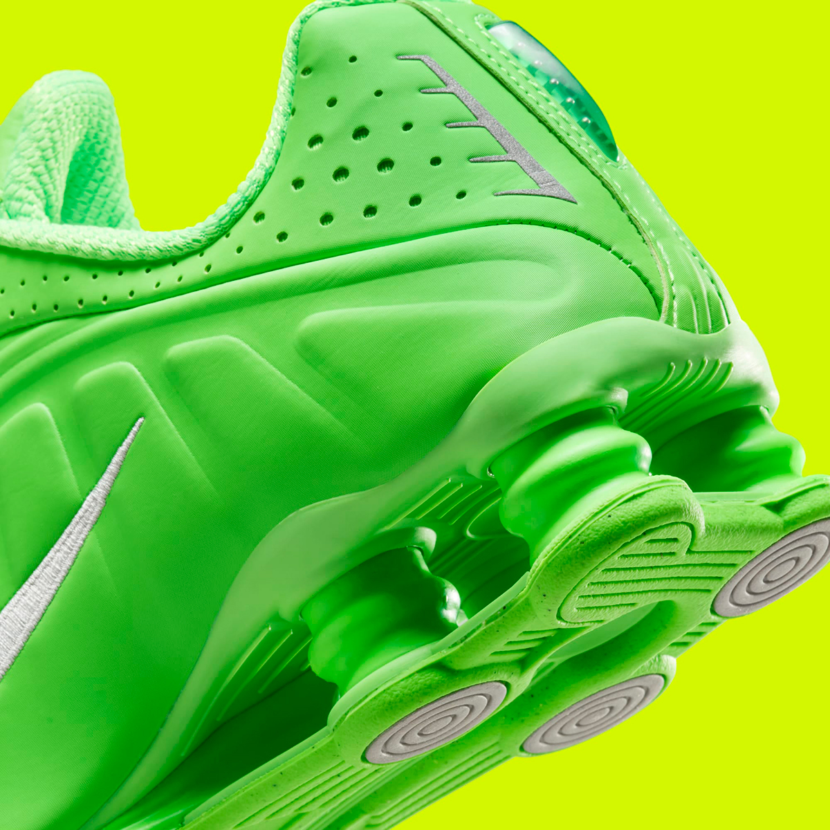 Nike Shox R4 "Green Strike" HV0839-398 | SneakerNews.com