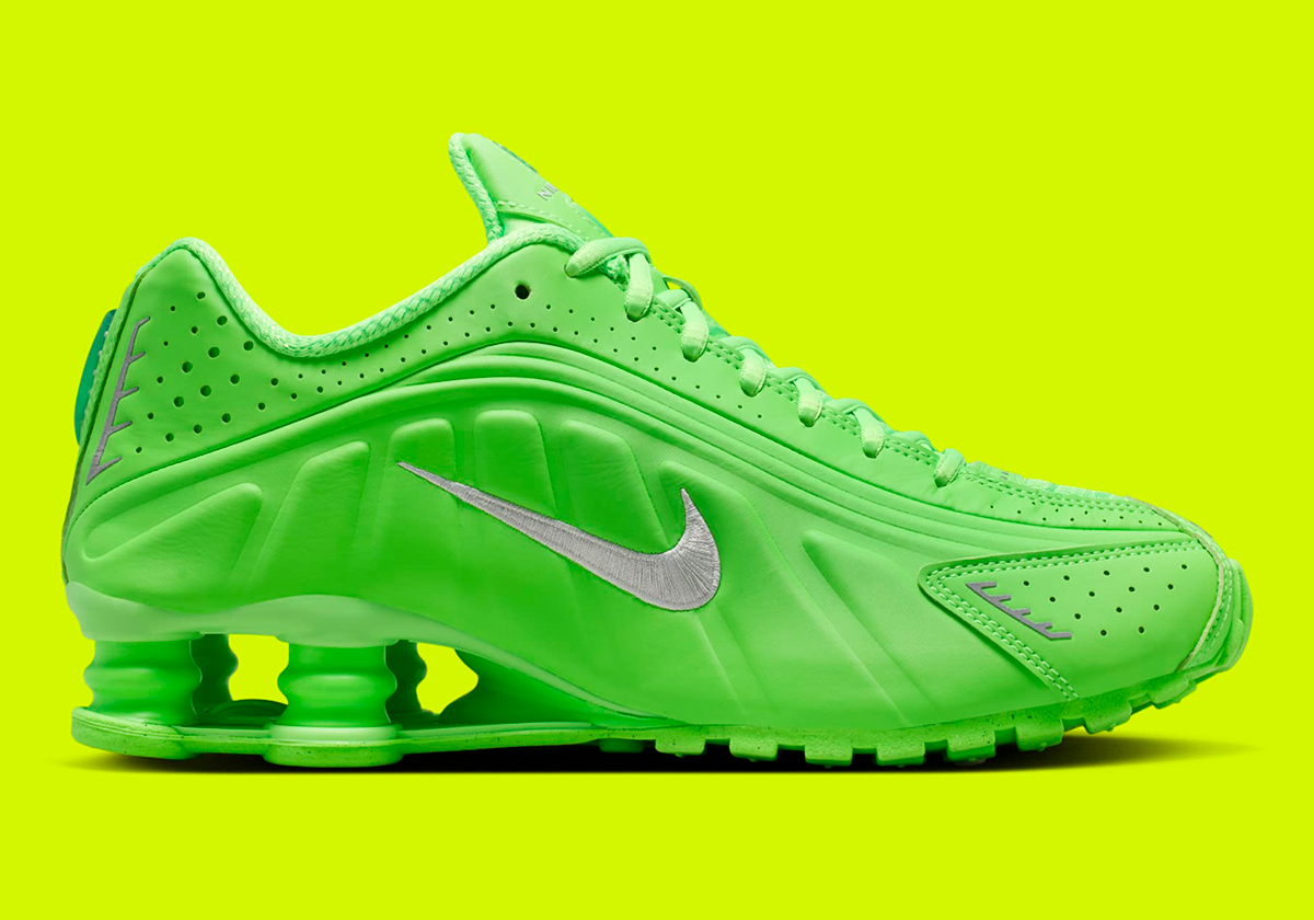 Nike Shox R4 "Green Strike" HV0839-398 | SneakerNews.com