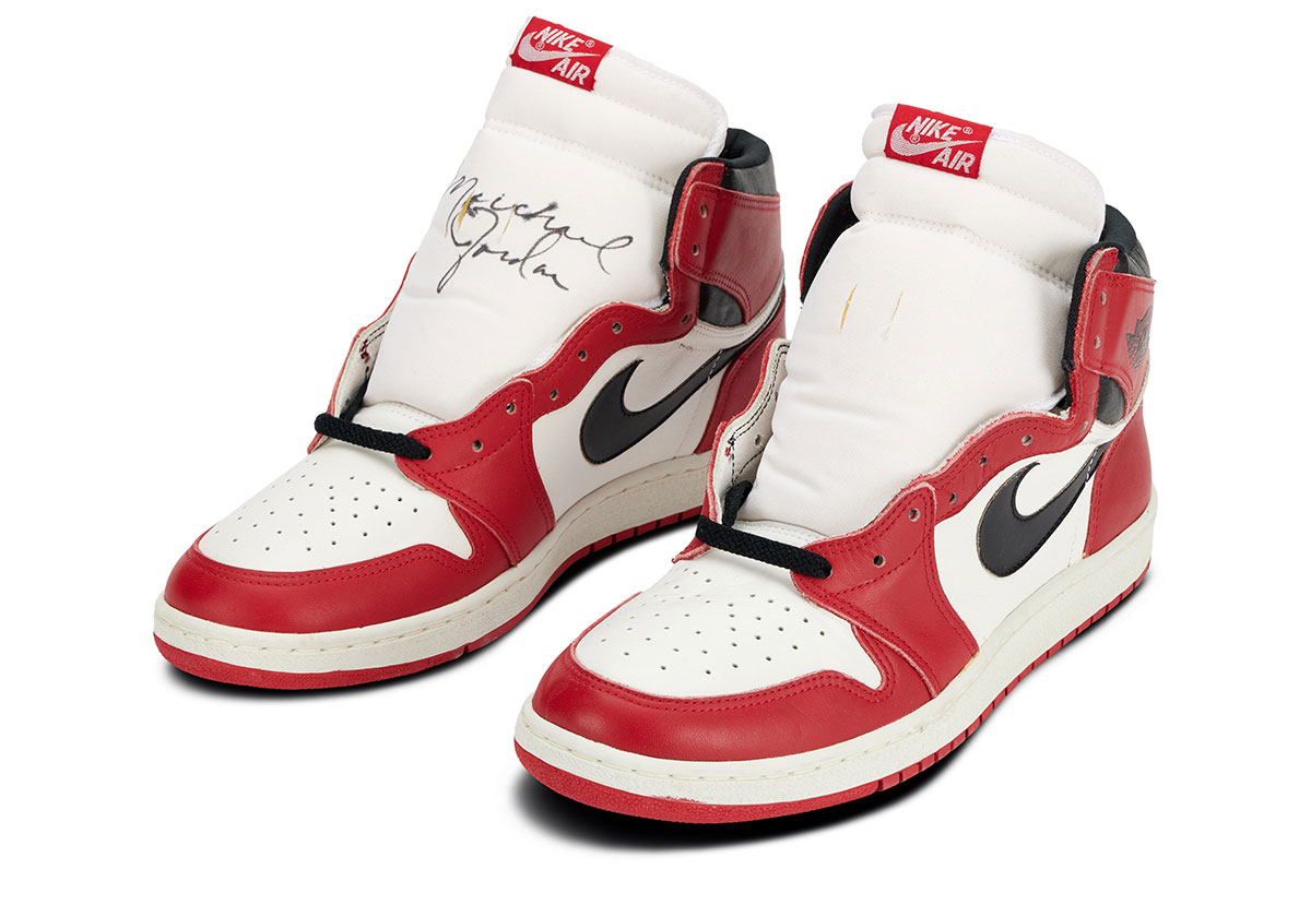 Air Jordan 1 "Chicago" 1985 Signed By MJ | SneakerNews.com