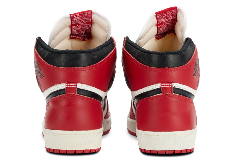 Air Jordan 1 "Chicago" 1985 Signed By MJ | SneakerNews.com