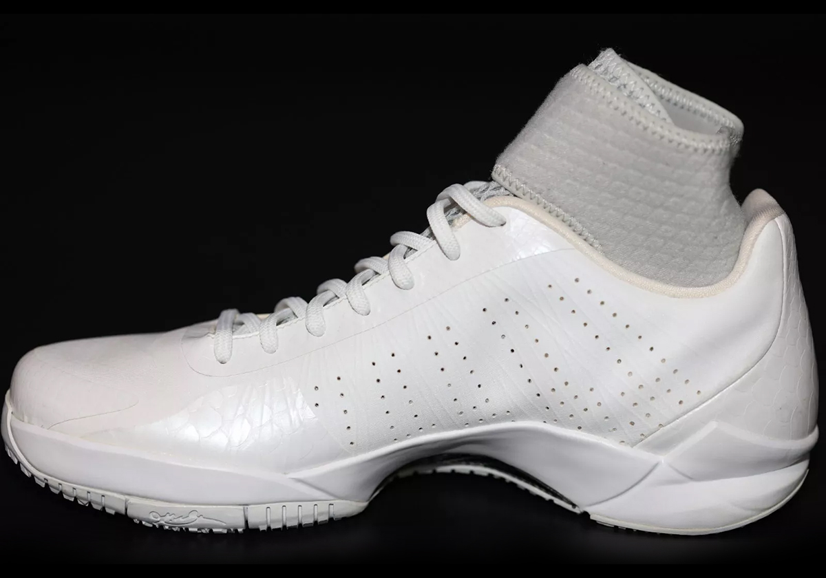 Nike Kobe V Supreme "White" Unreleased Sample | SneakerNews.com