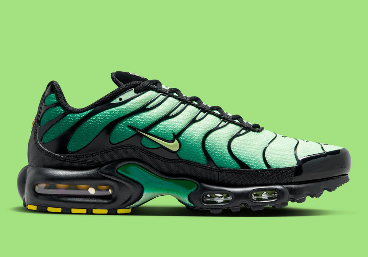 Nike Air Max Plus Green/Black DM0032-301 | SneakerNews.com