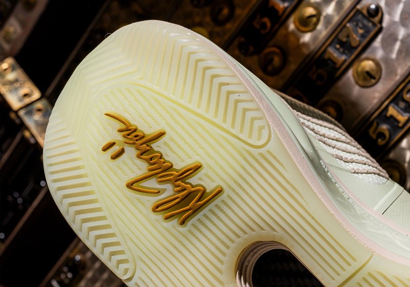 Klay Thompson ANTA KTX "Moneyball" + "$3 Coin" | SneakerNews.com