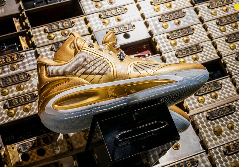 Klay Thompson ANTA KTX "Moneyball" + "$3 Coin" | SneakerNews.com