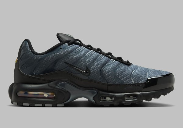 Paris Saint-Germain PSG Nike Air Max Plus IB2253-001 | SneakerNews.com