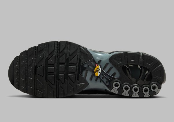 Paris Saint-Germain PSG Nike Air Max Plus IB2253-001 | SneakerNews.com