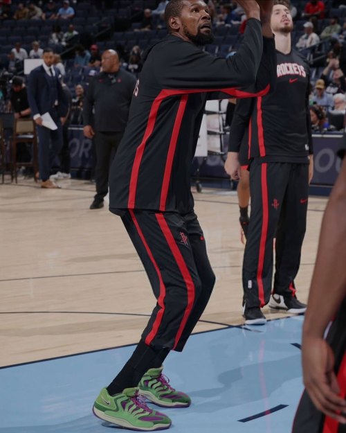 Nike KD 18 "Skunk Dunk" PE | SneakerNews.com